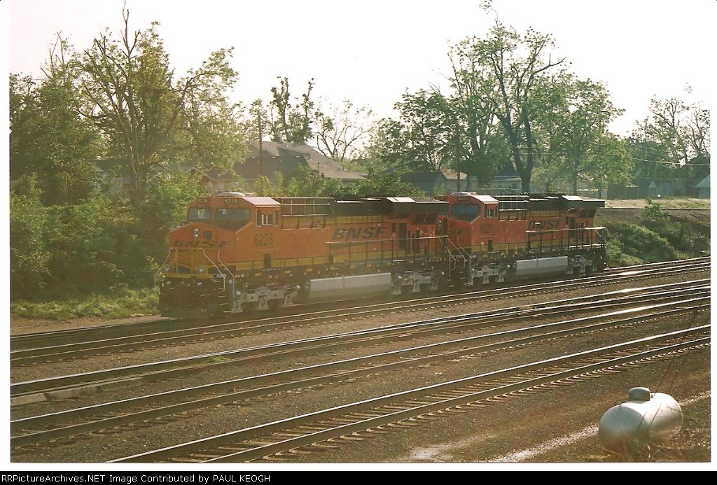 BNSF 6228 and BNSF 6227 wait to enter Main 1 to cross over to Main 2